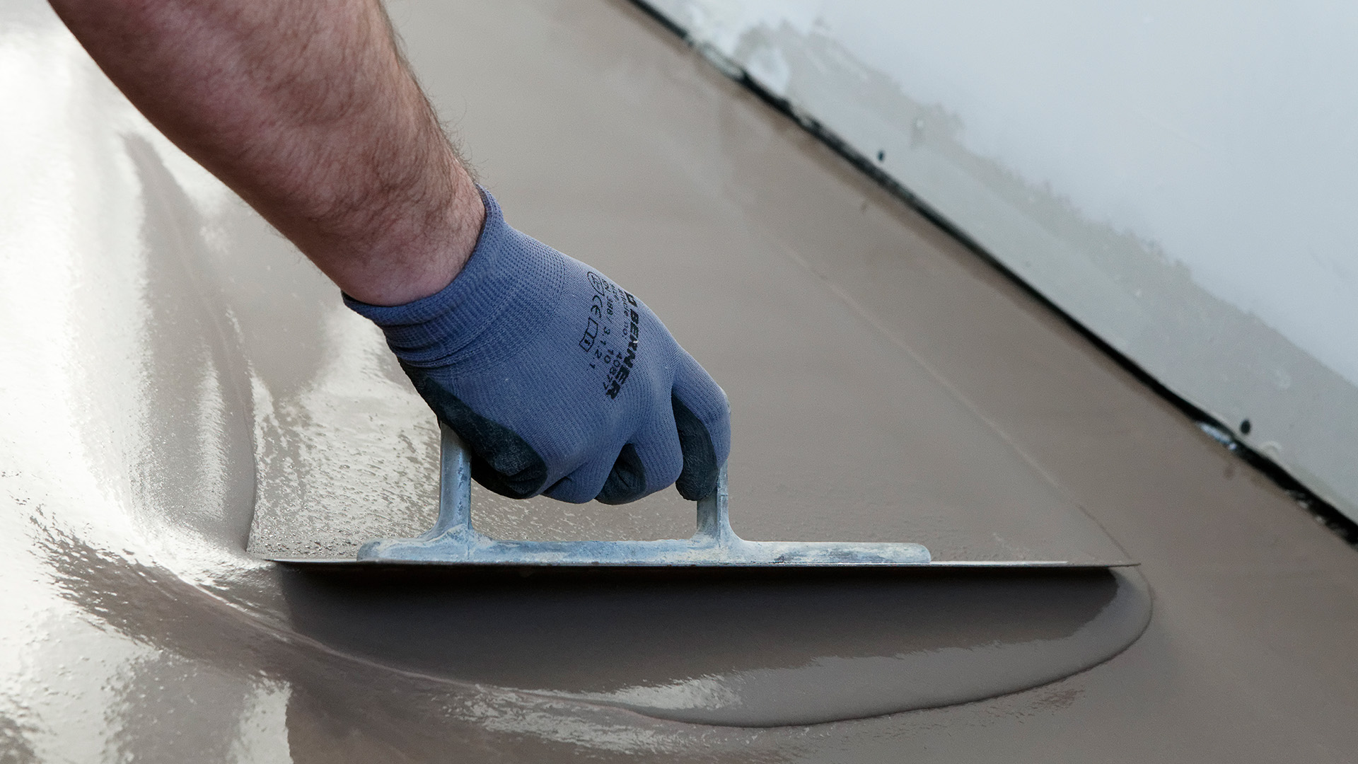 Få ett jämnt och hållbart betonggolv med Webers flytspackel | Weber Sverige