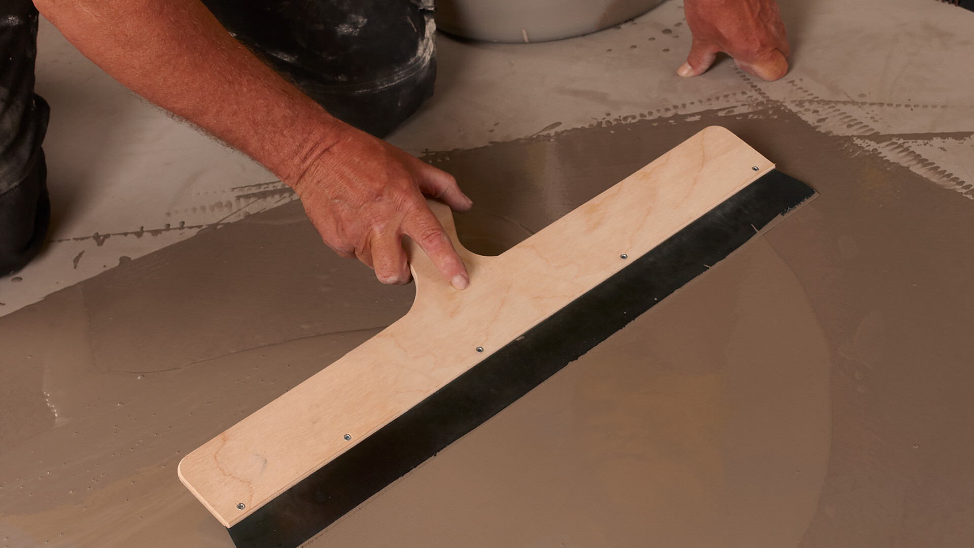 Spackla för att lägga klinker på golvspånskivor | Weber Sverige